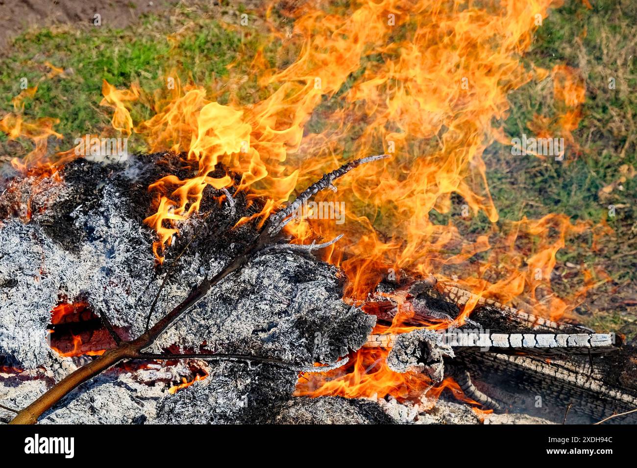 Burning waste in the garden hi-res stock photography and images - Alamy