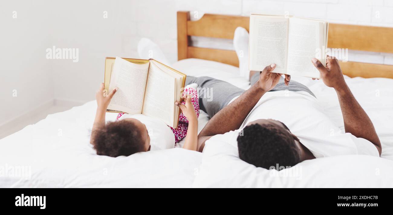 Family in bed reading books hi-res stock photography and images - Alamy
