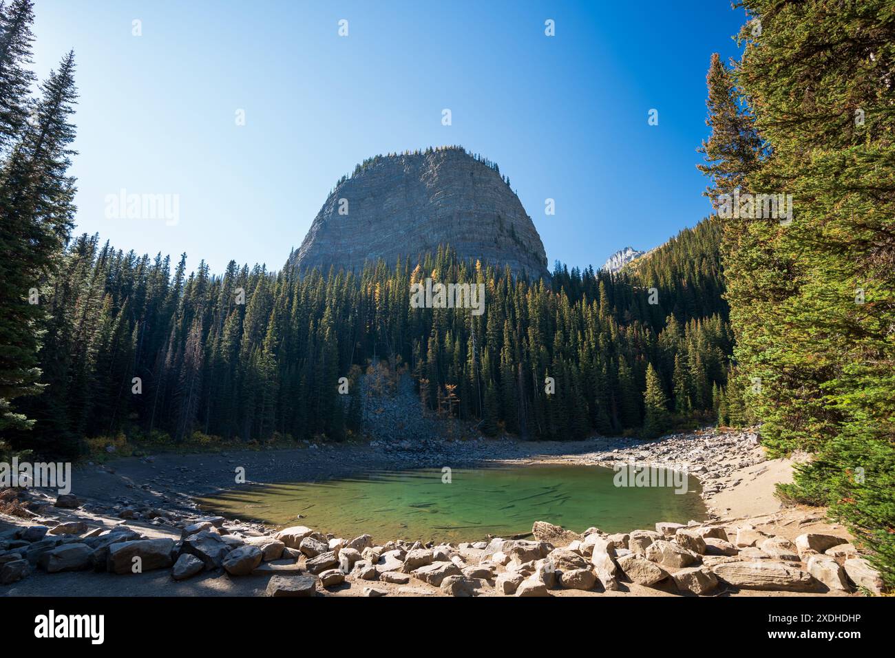 Mirror Lake and Big Beehive in summer time, hiking from Lake Louise ...