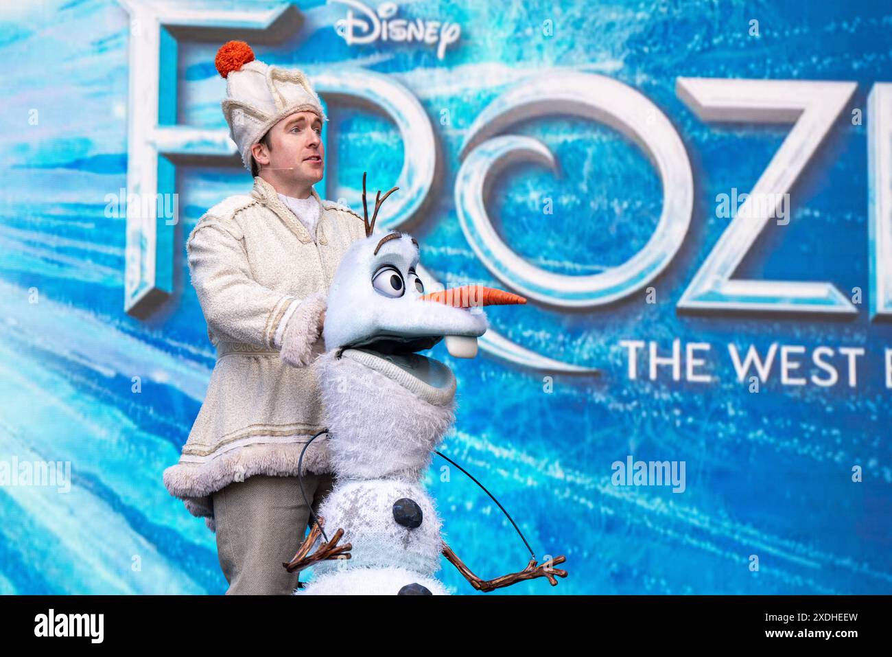 The London Cast of the Musical Frozen On stage at West End Live West ...