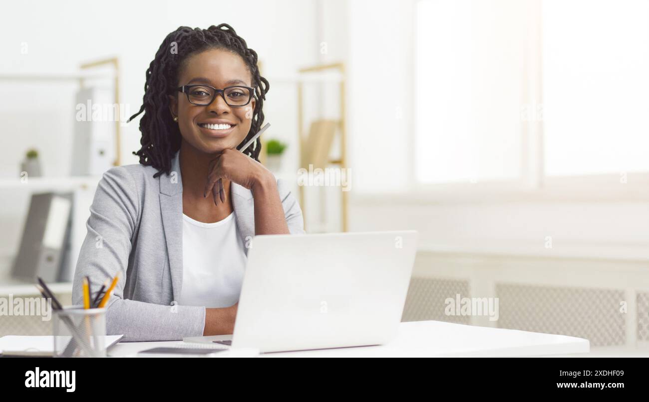 Woman office worker typing on computer in cubicle Stock Photo - Alamy