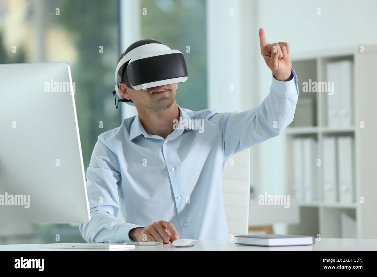 Man in helmet virtual hi-res stock photography and images - Alamy