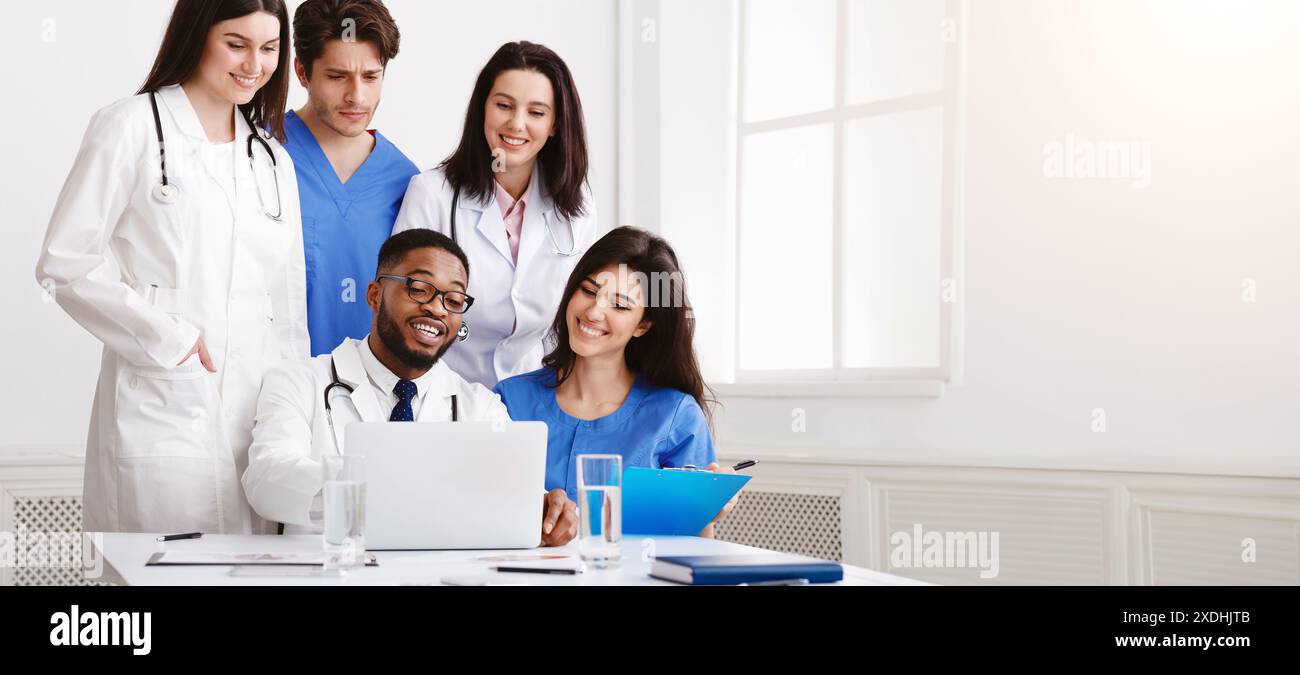 Group doctors speaking together hi-res stock photography and images - Alamy