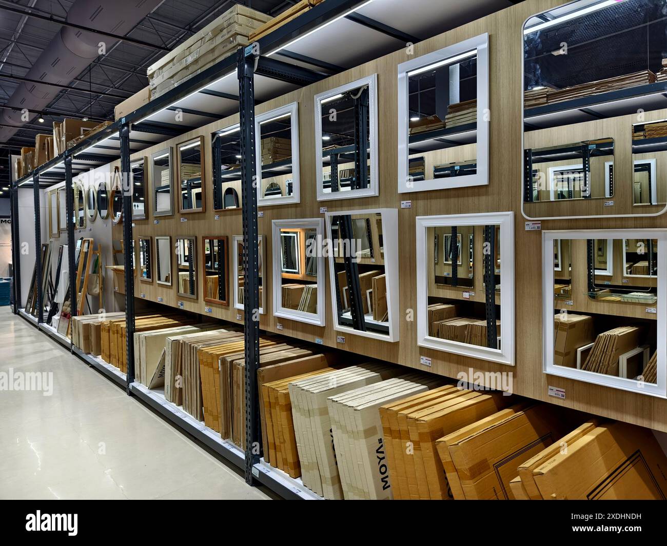 Maze mirrors hi-res stock photography and images - Alamy