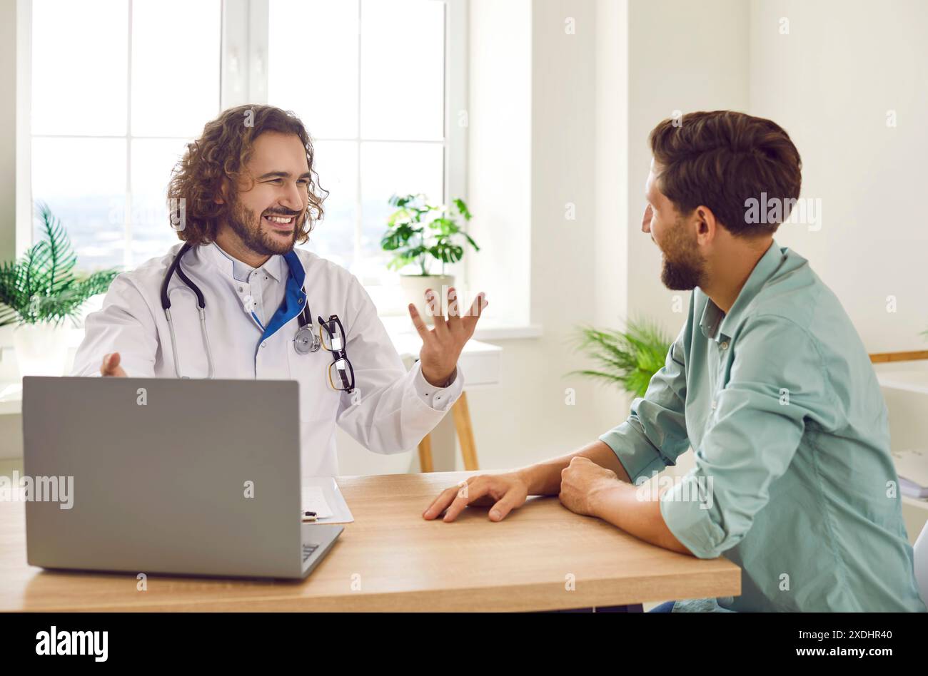 Physician visiting a sick person hi-res stock photography and images ...