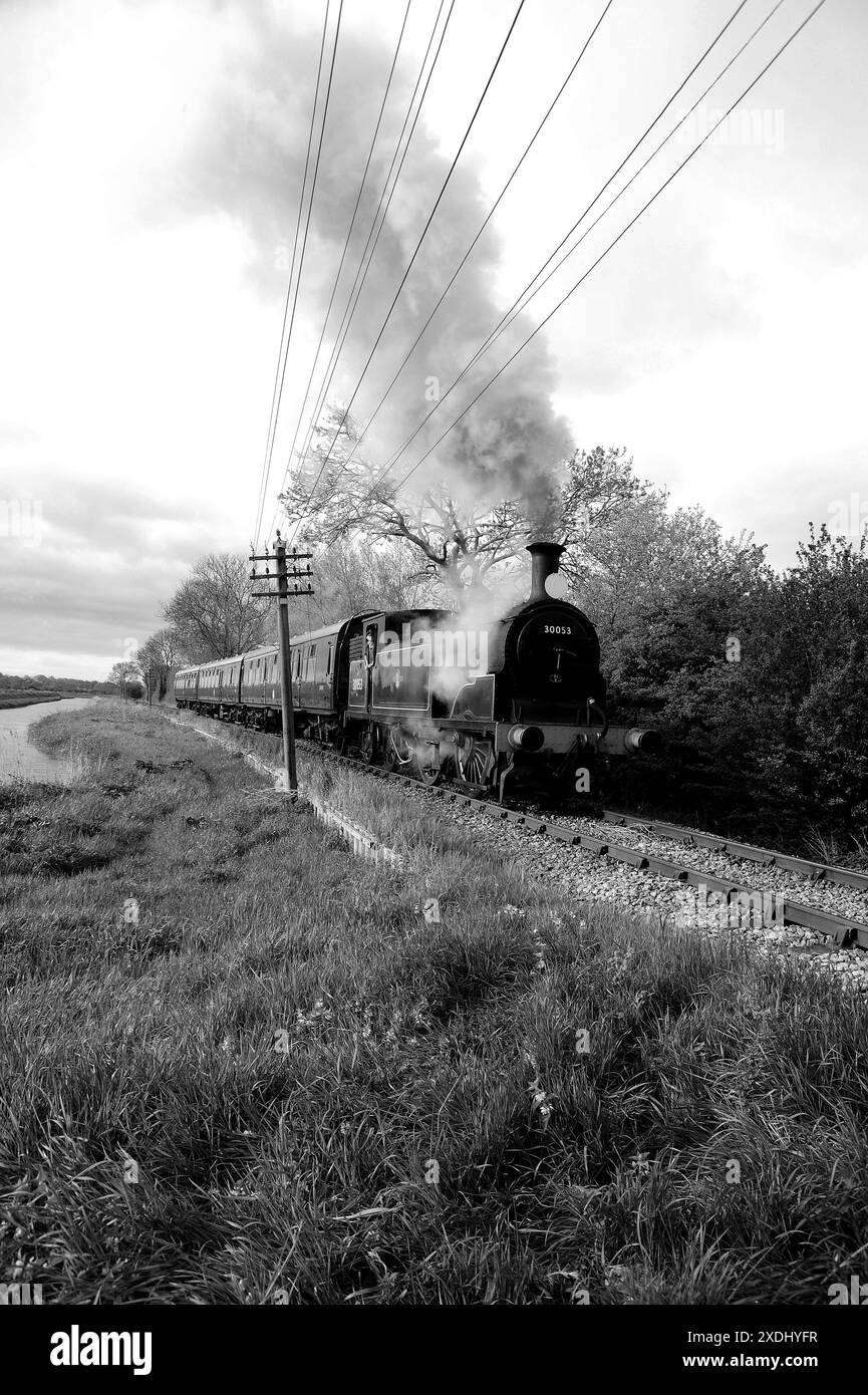 "30053" running alongside Newmill Channel, west of Rolvenden Stock ...