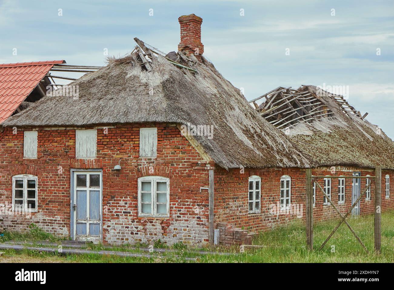 Collapsed thatched roof hi-res stock photography and images - Alamy