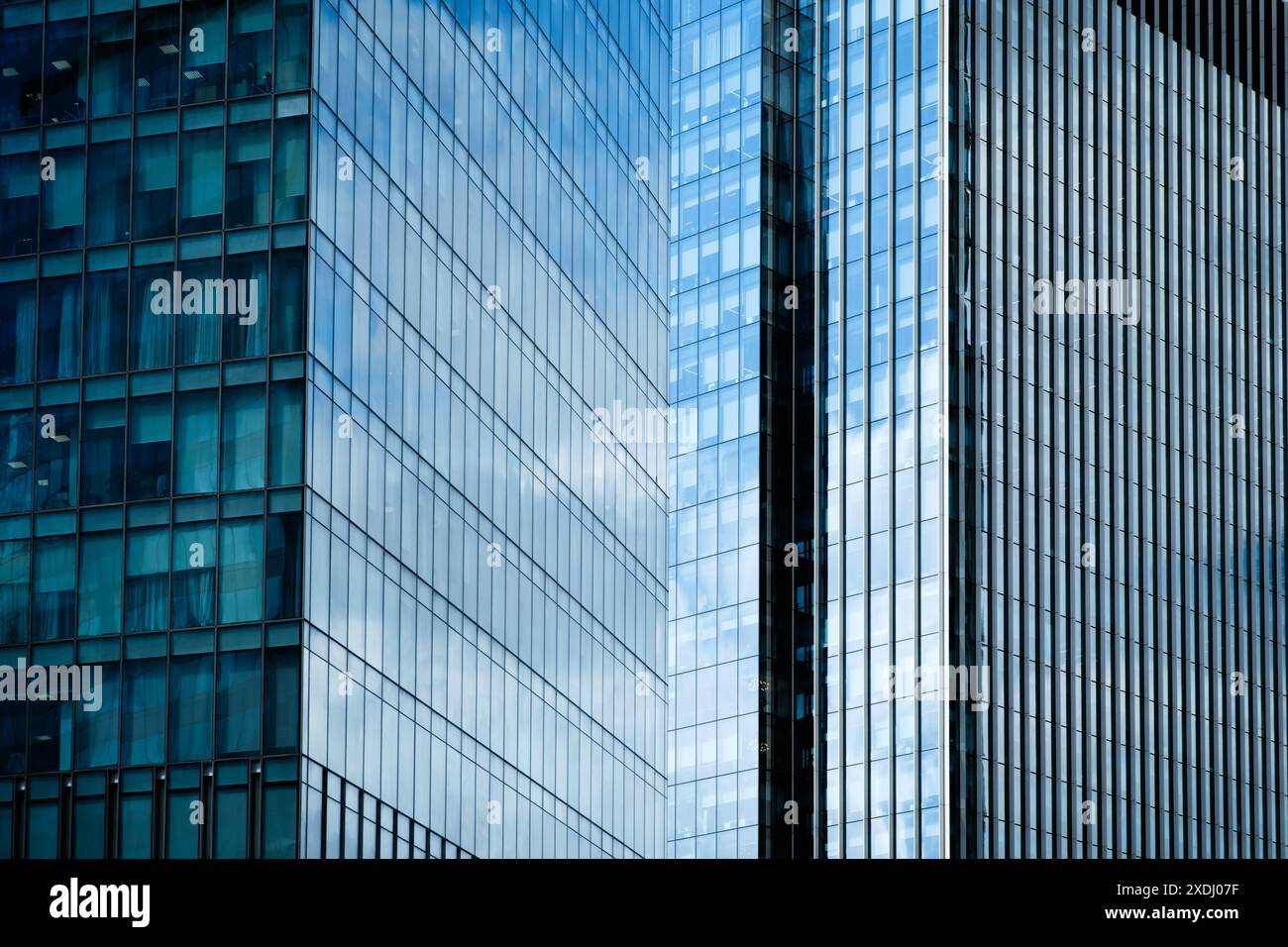 Sky reflection in windows hi-res stock photography and images - Alamy