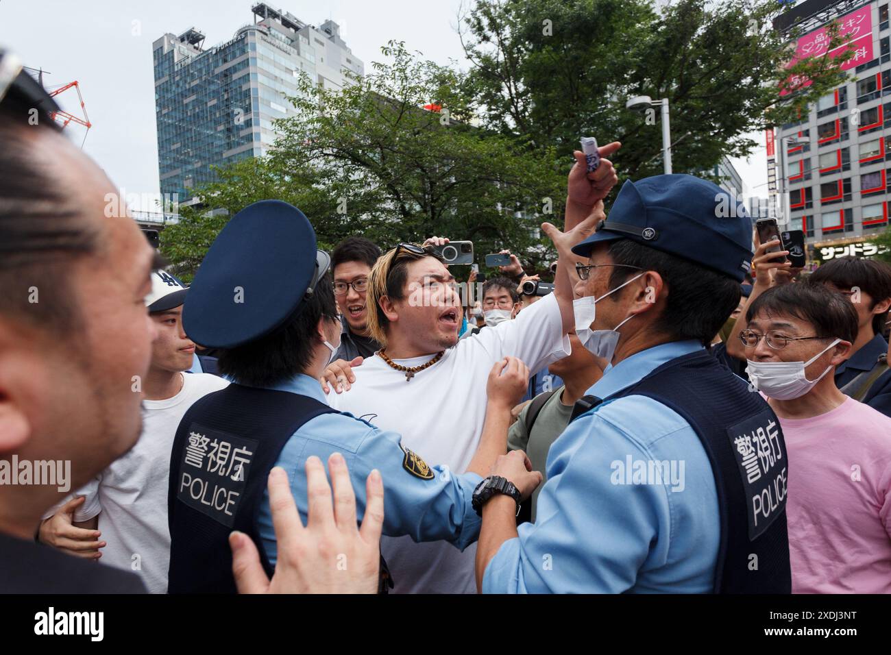 Right-wingers cause trouble at a speech by Independent candidate, Renho ...