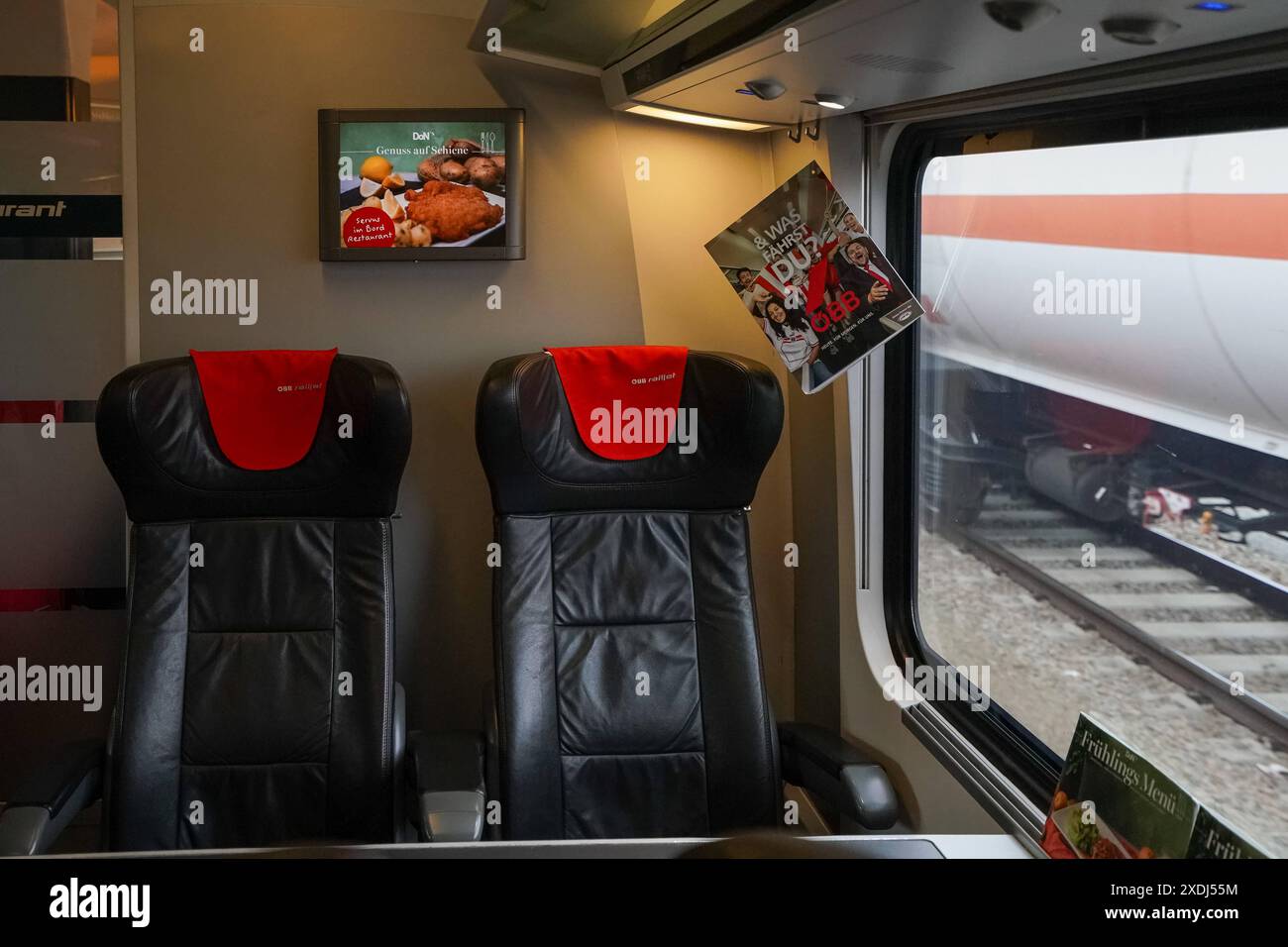 Zugabteil, Innenraum, ÖBB Railjet, Ledersitze, Sitzplätze, Kopfstützen ...