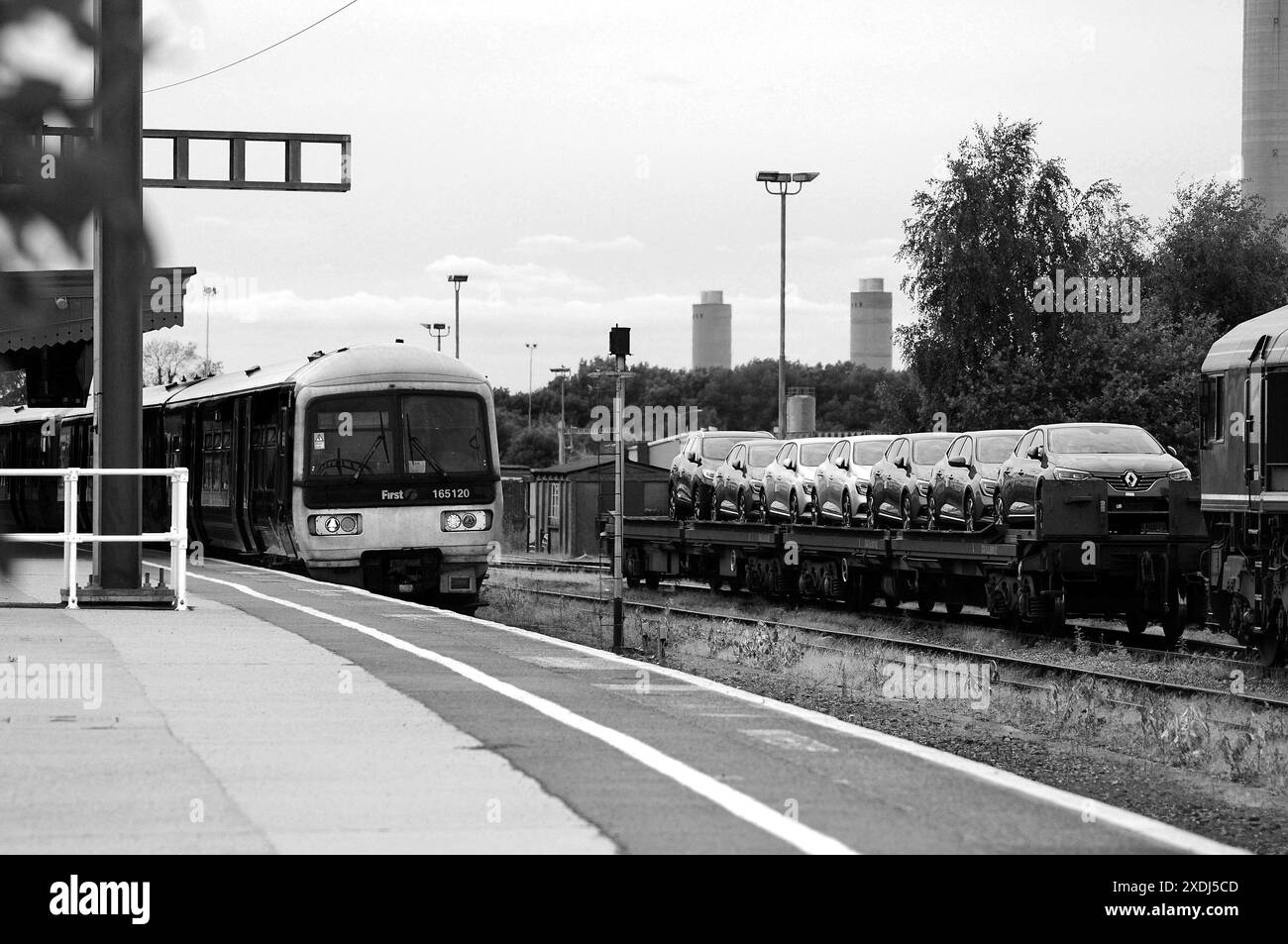 "165120" with an eastbound service in platform 5 of Didcot Parkway ...