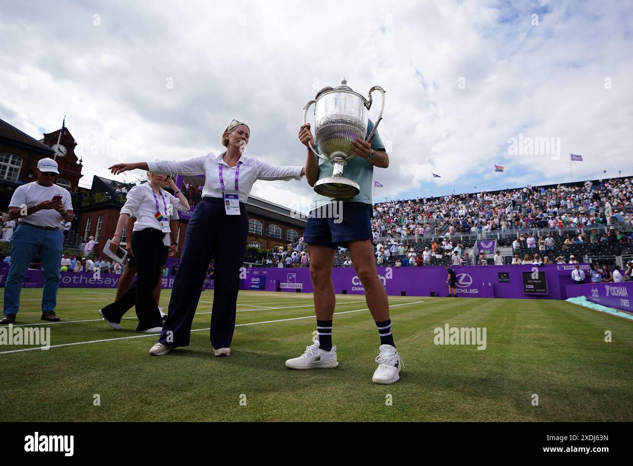Tommy paul queens 2024 trophy hi-res stock photography and images - Alamy
