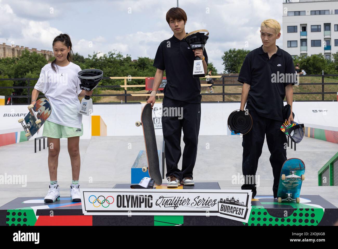 (240623) -- BUDAPEST, June 23, 2024 (Xinhua) -- Second placed Onodera Ginwoo (L) of Japan, first ...
