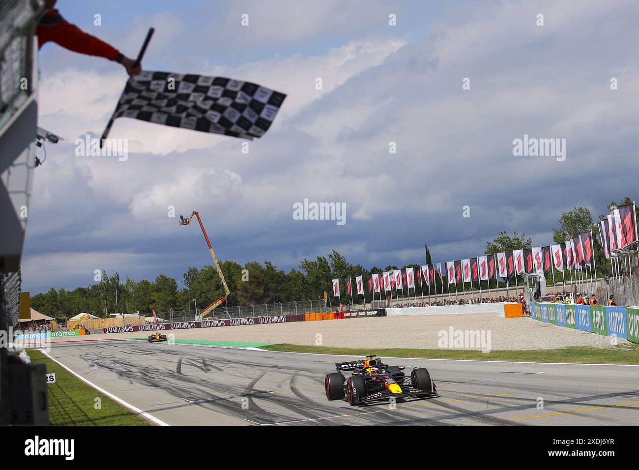 01 VERSTAPPEN Max (nld), Red Bull Racing RB20, action checkered flag ...