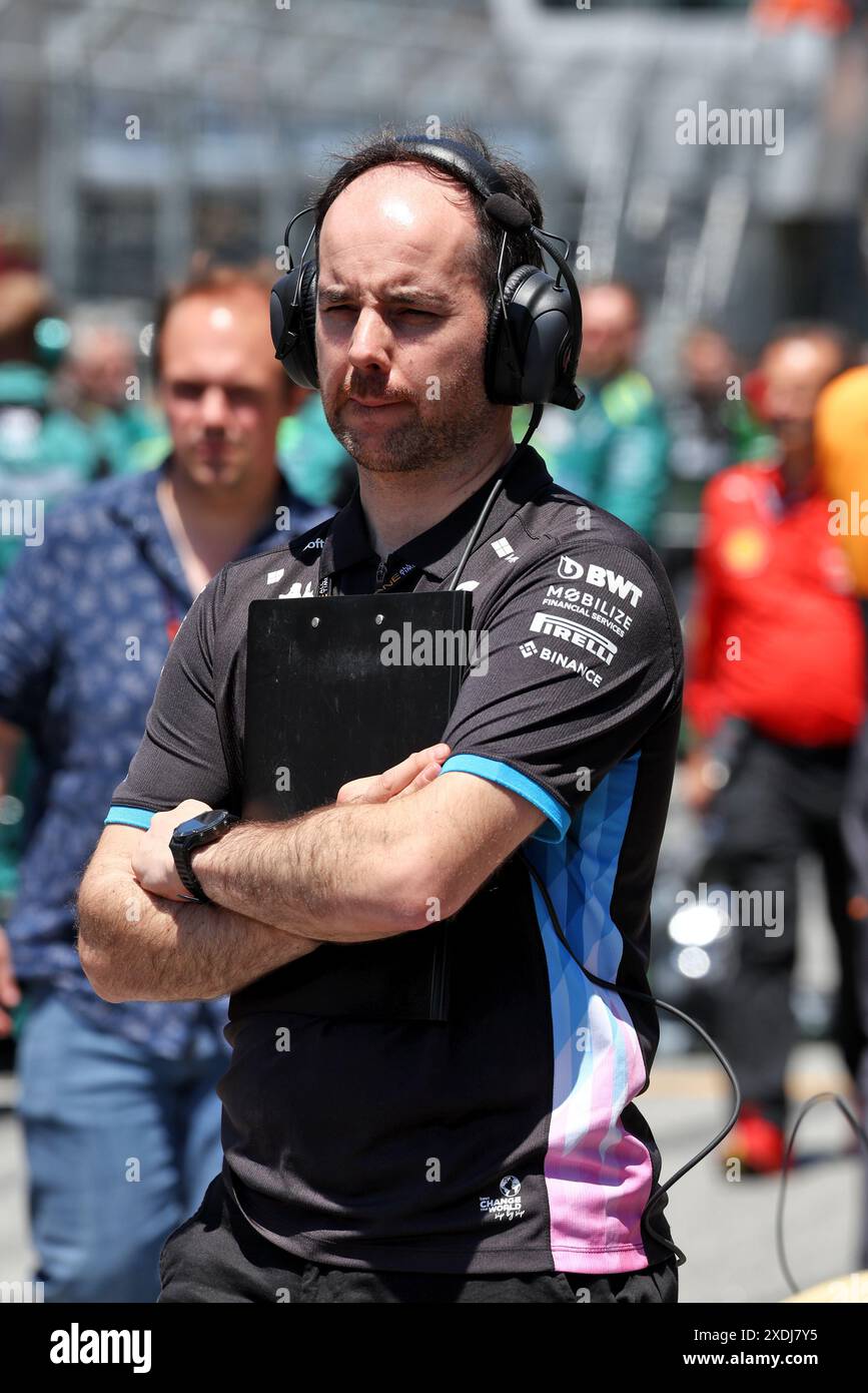 Karel Loos (BEL) Alpine F1 Team Race Engineer on the grid. Formula 1 ...
