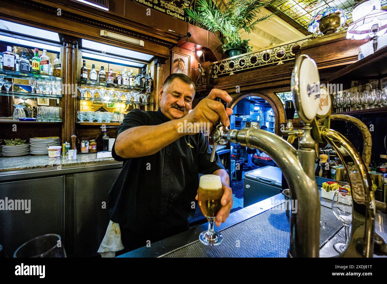 serving beer , Café Tortoni, Avenida de Mayo, Buenos Aires, republica ...
