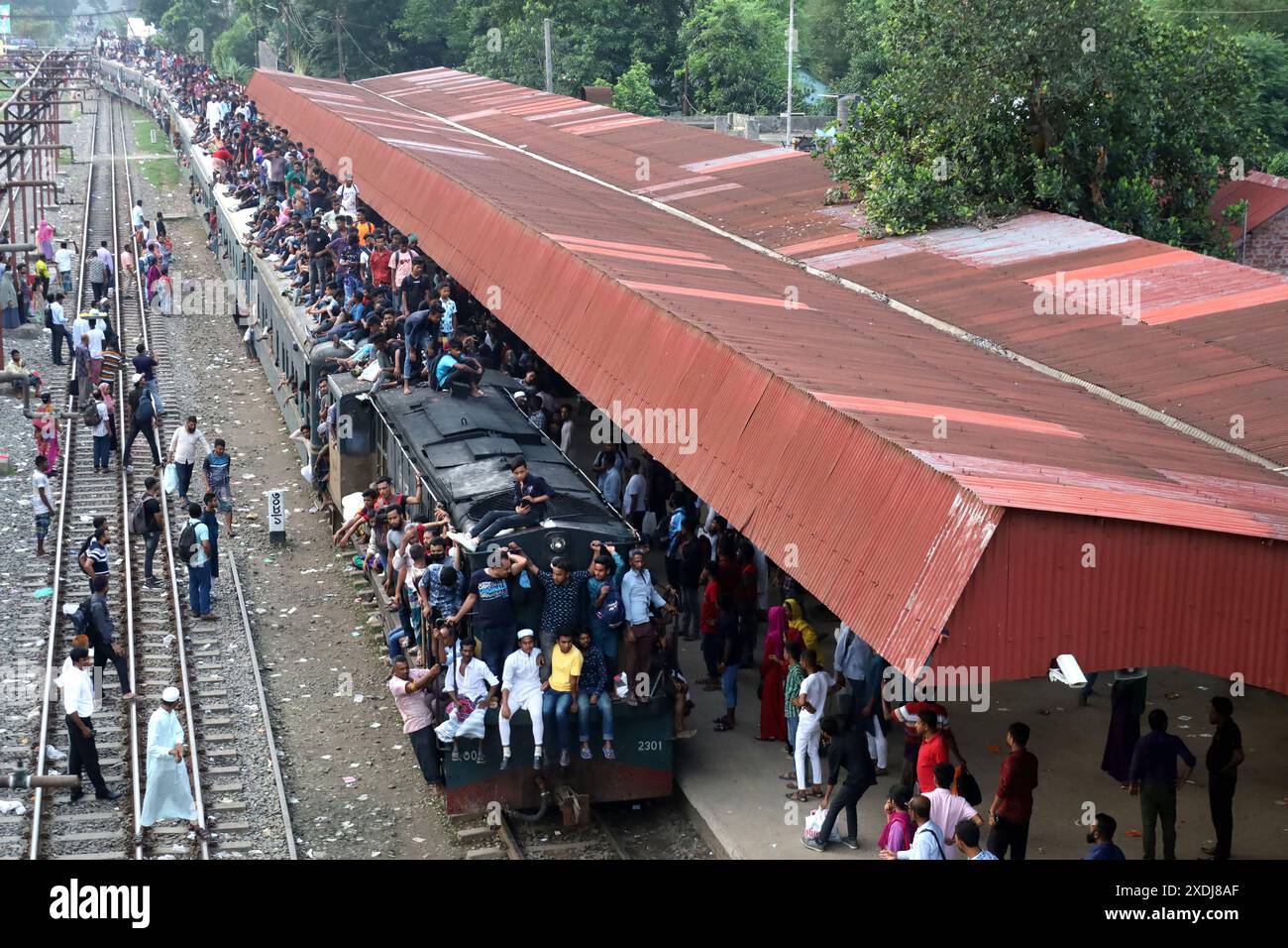 Joydevpur, Gazipur, Bangladesh. 23rd June, 2024. Commuters are ...