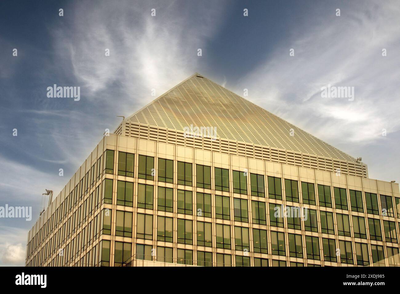 Time business offices skyscraper tower canary wharf hi-res stock photography and images - Alamy