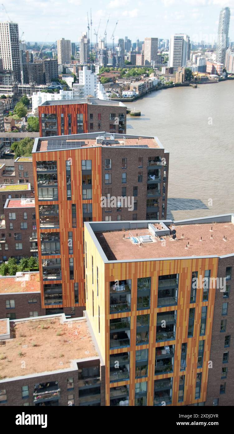 High rise building along the river thames hi-res stock photography and ...