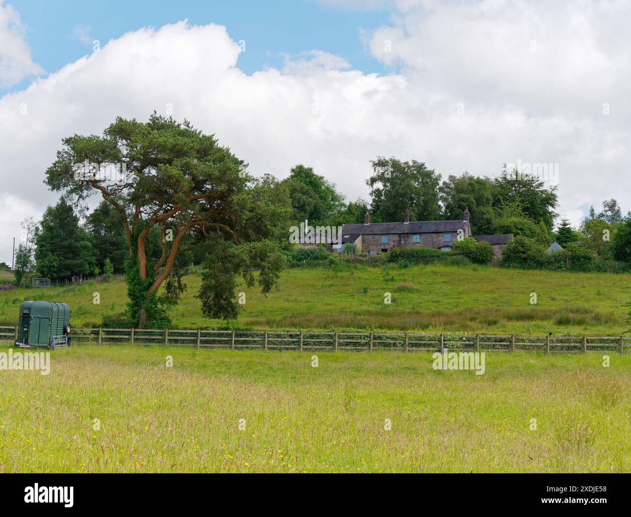 English cottage field hi-res stock photography and images - Alamy