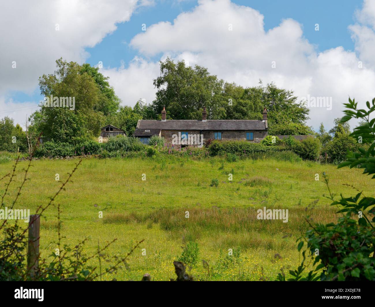 English cottage field hi-res stock photography and images - Alamy