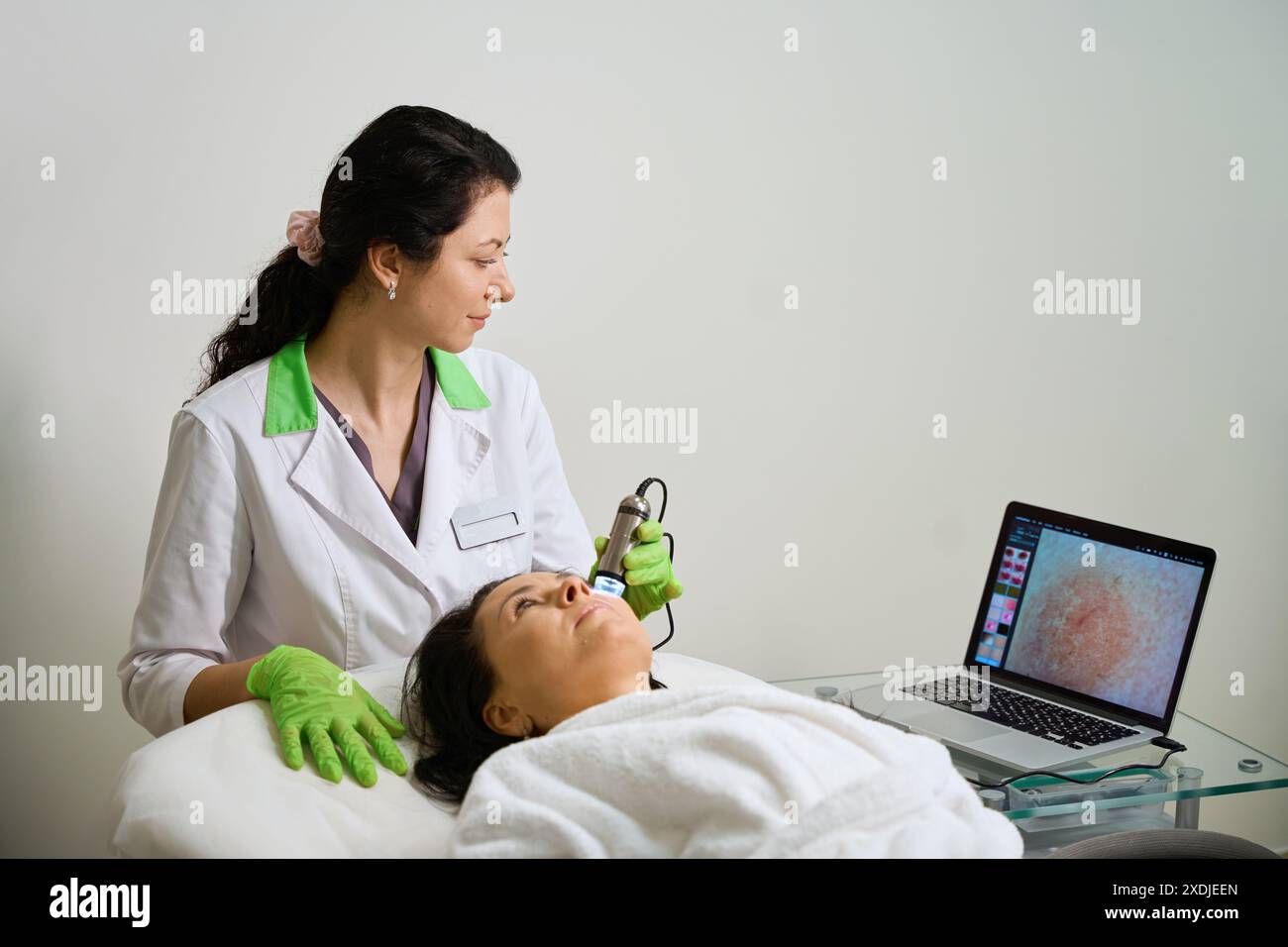 Dermatoscope dermatologist using dermatoscope hi-res stock photography ...