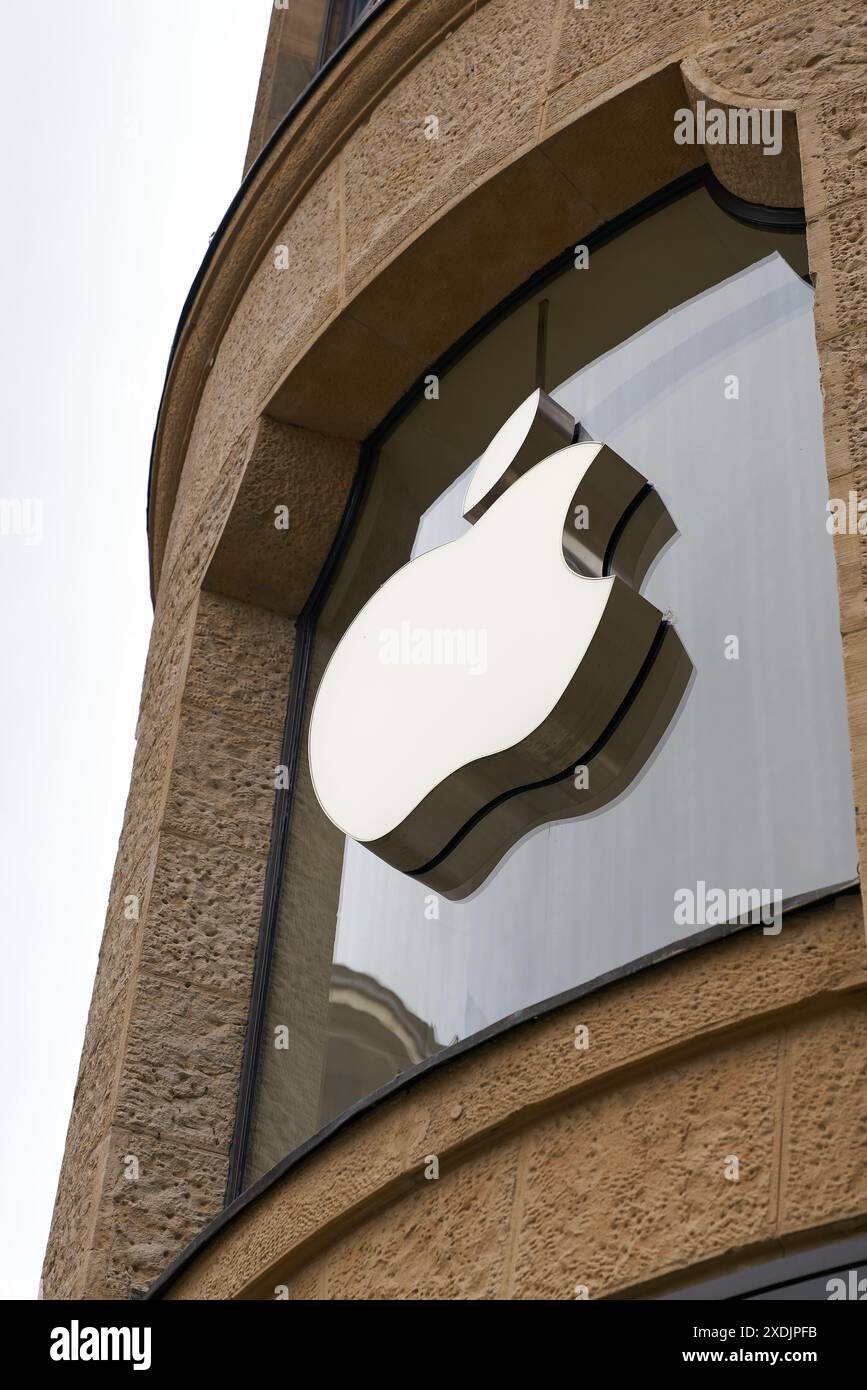 Apple company logo on the window of an Apple Store in the Schildergasse ...