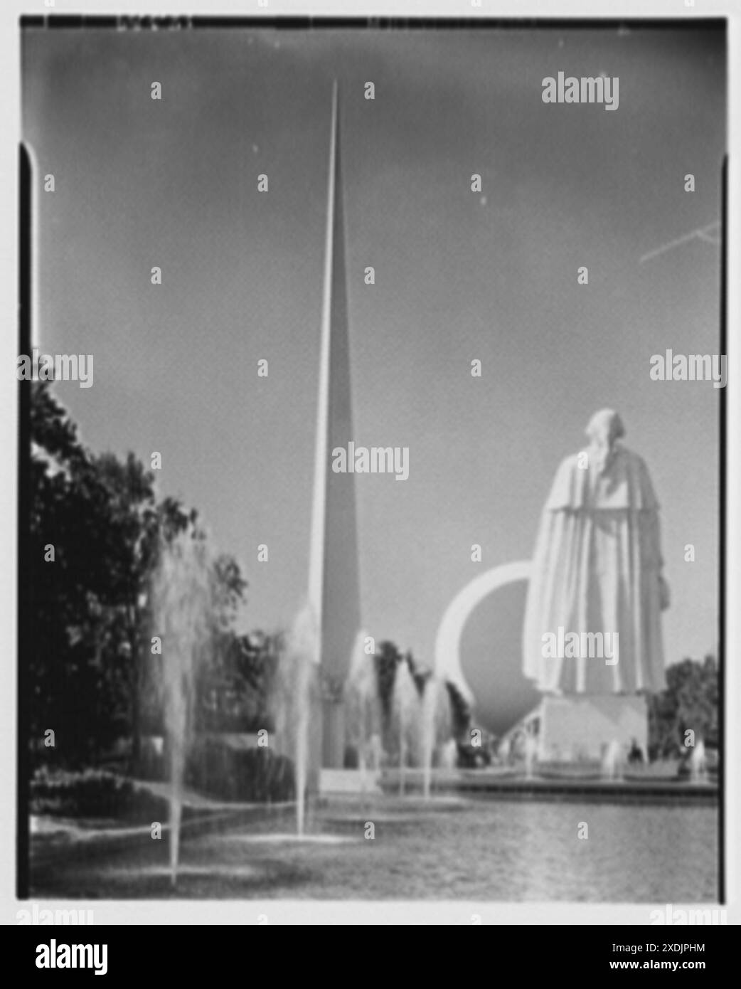 World's Fair views. George Washington, trylon and perisphere. Gottscho ...