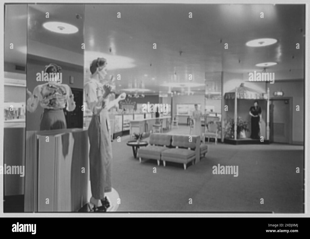 Bonwit Teller, business at 17th and Chestnut, Philadelphia ...