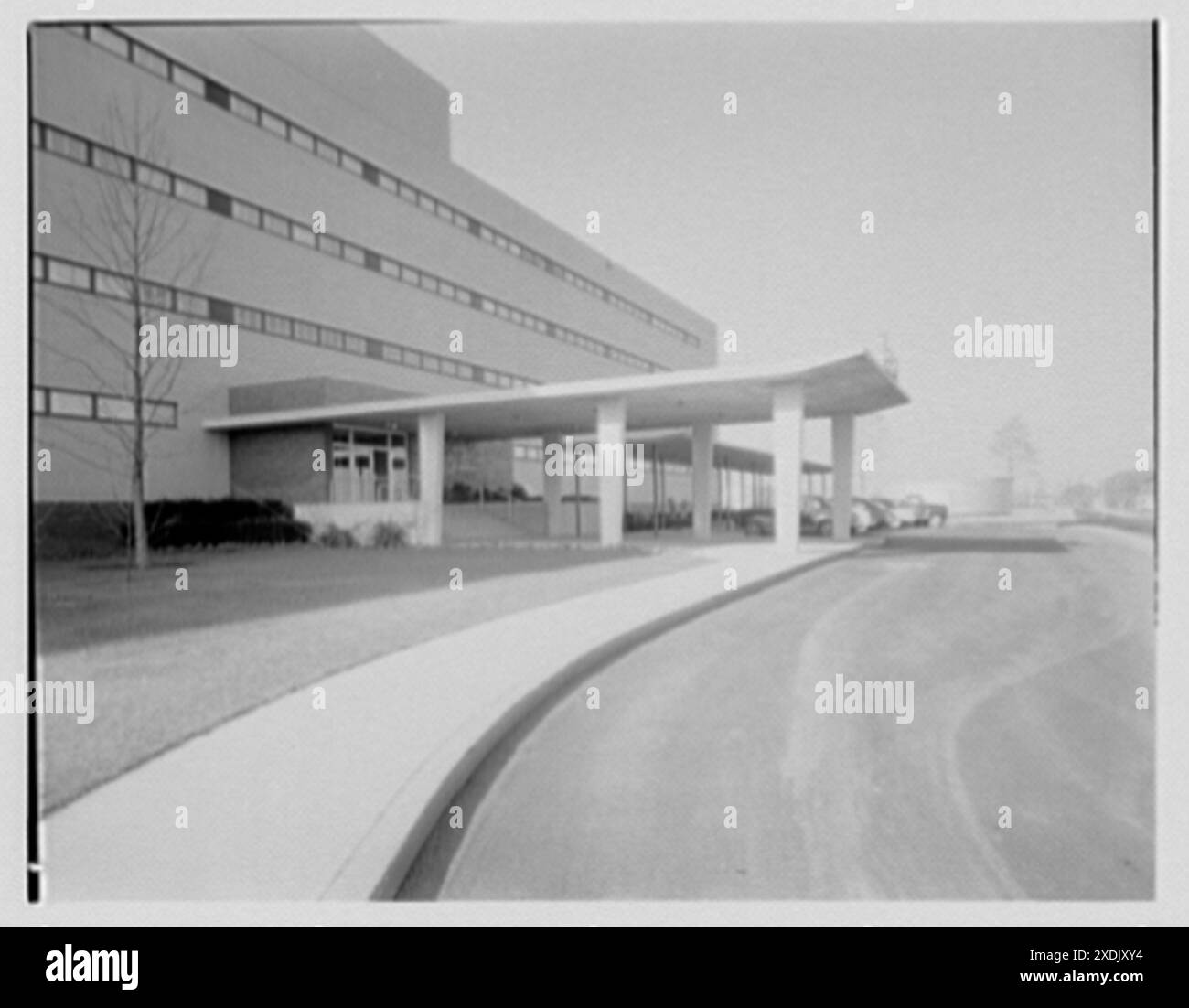 Esso office building. Entrance facade III. Gottscho-Schleisner ...