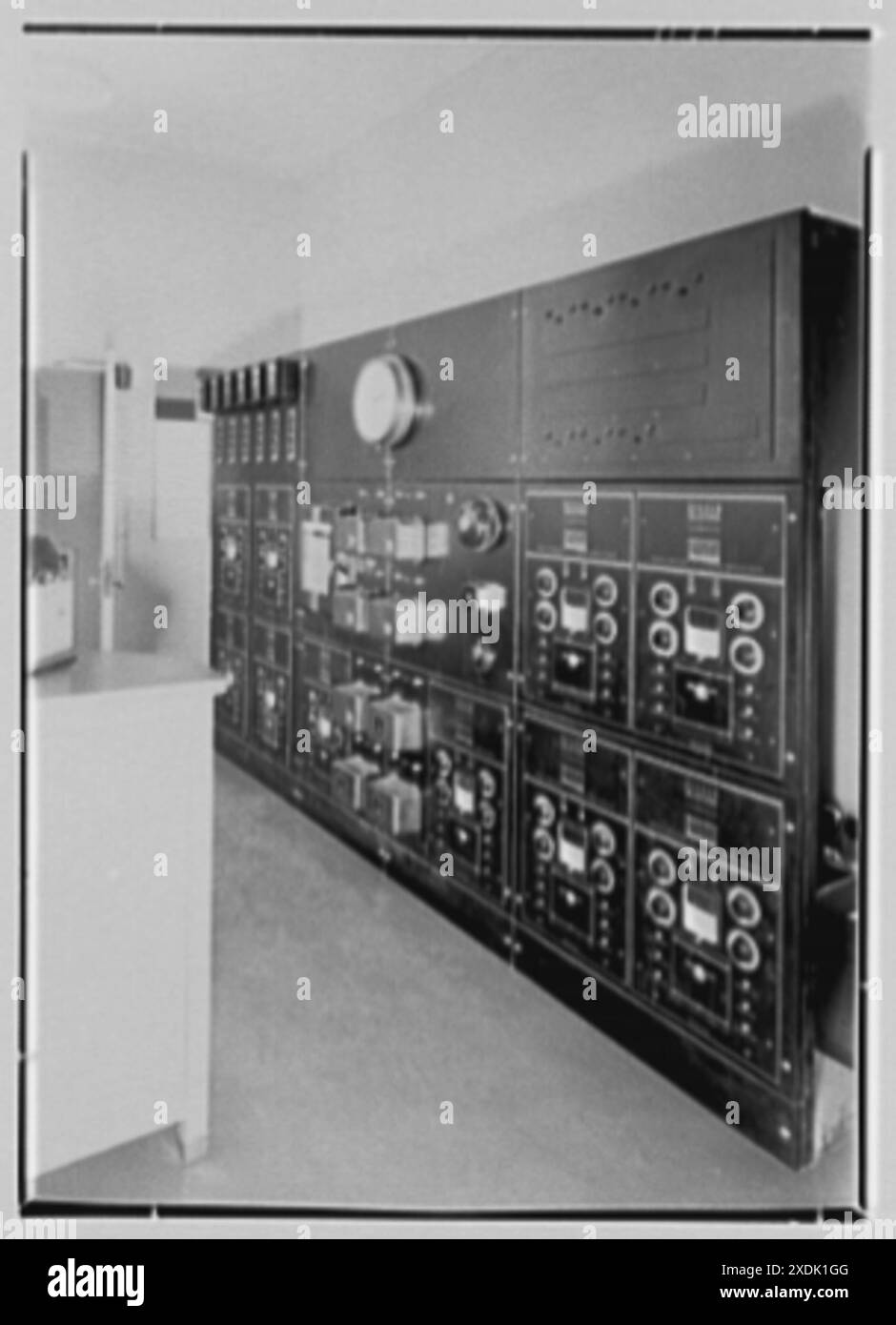 Bell Telephone Laboratory, Murray Hill, New Jersey. Control room, to ...