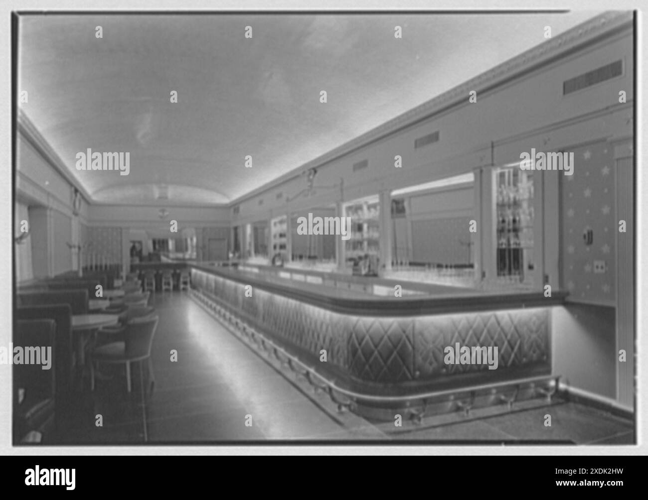 Stouffer's restaurant, E. 42nd St., New York City. Bar, to rear ...