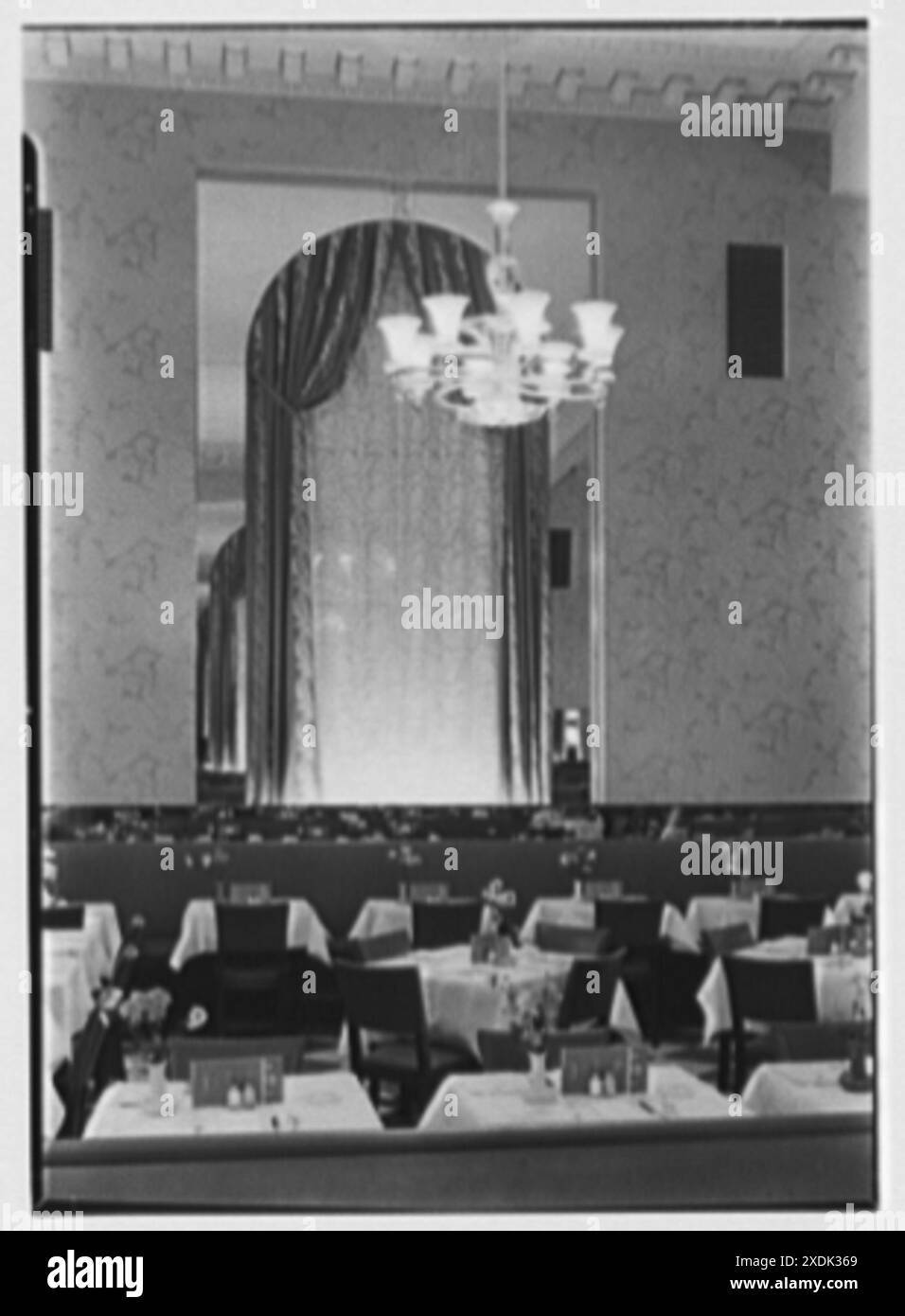 Schrafft's, 2285 Broadway, New York City. Detail of chandelier and ...