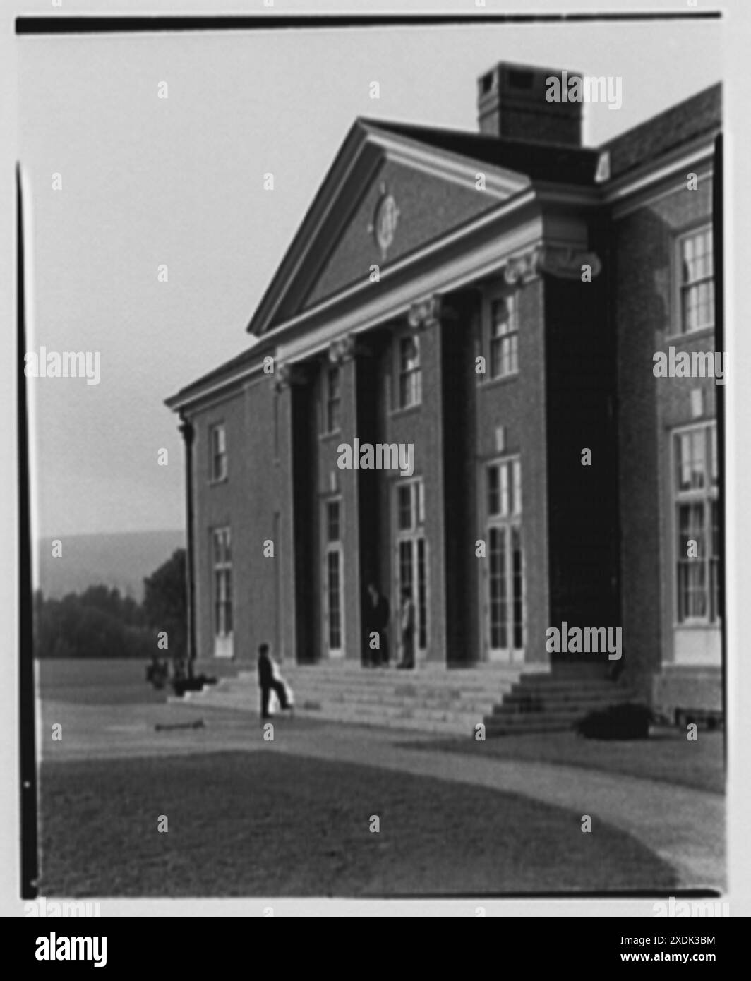 Deerfield Academy. Memorial Hall, portico sharp. Gottscho-Schleisner Collection Stock Photo - Alamy