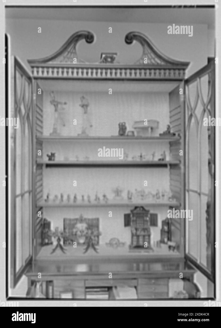 Ellen Ballon, residence at 2 W. 67th St., New York City. Living room ...