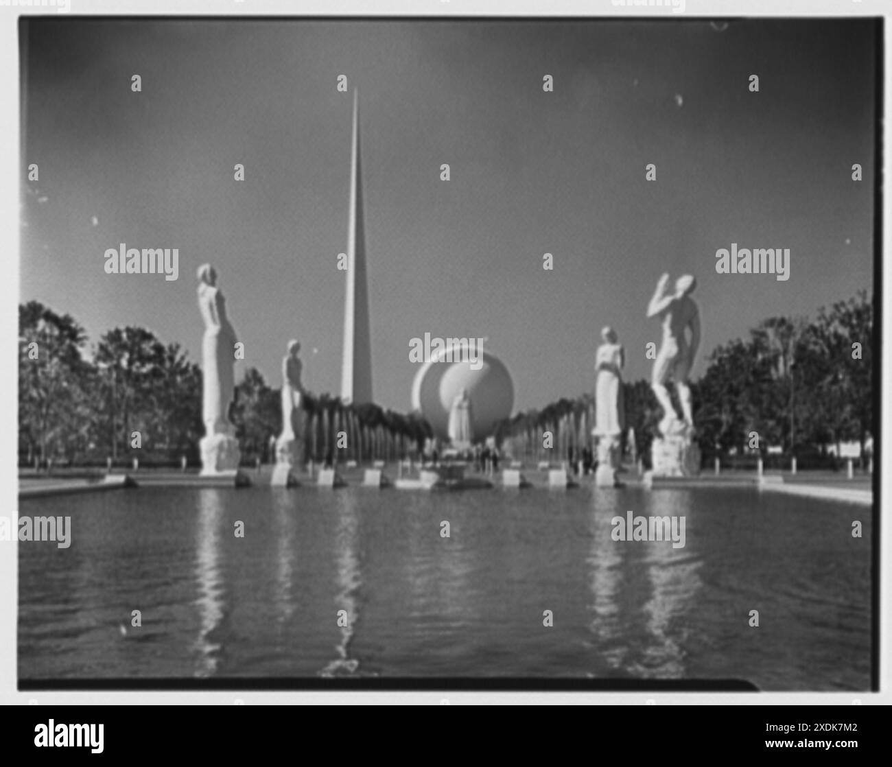 Trylon and perisphere hi-res stock photography and images - Alamy