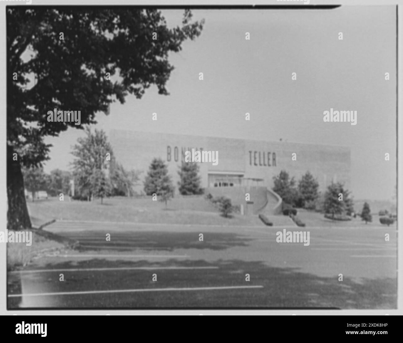 Bonwit Teller, business in Manhasset, Long Island. East facade I ...