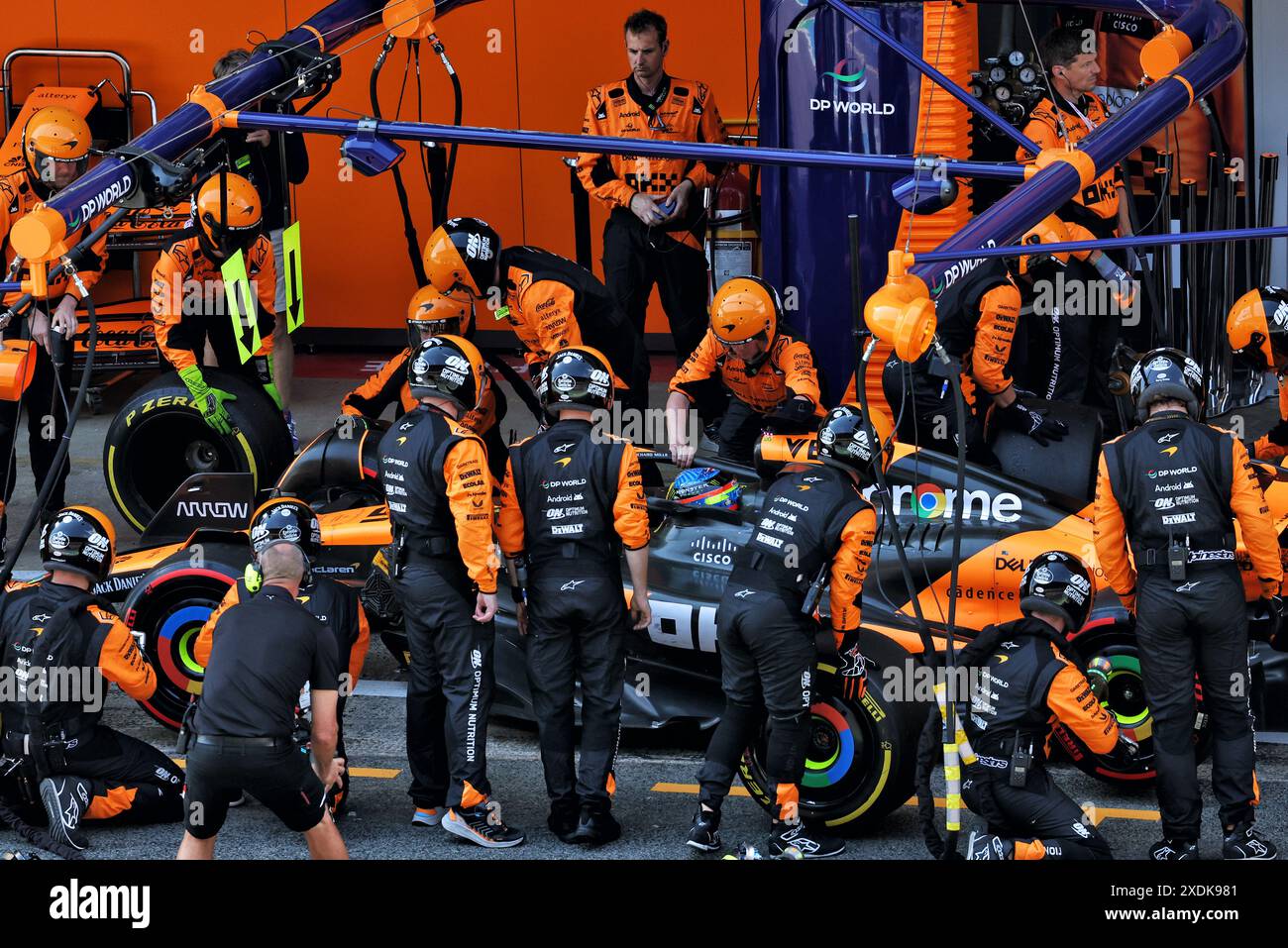 Oscar Piastri (AUS) McLaren MCL38 makes a pit stop. Formula 1 World ...