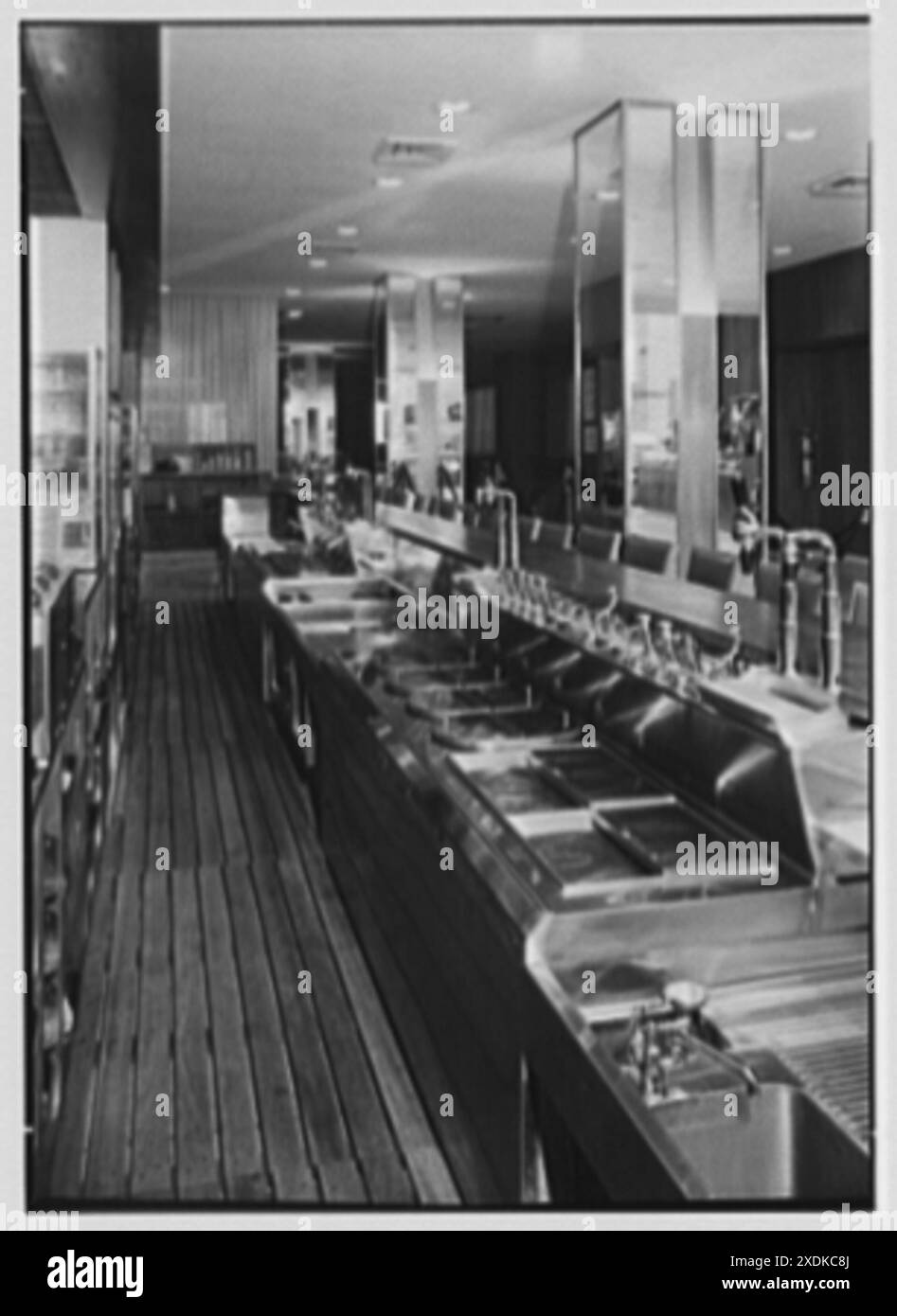 Schrafft's, Esso Building, Rockefeller Center, New York. Soda fountain ...