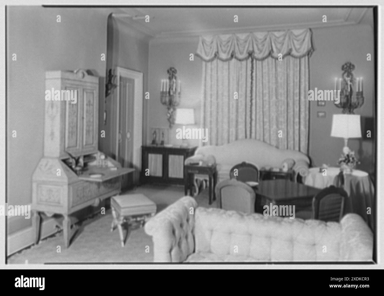 Posner, residence at 285 Central Park West, New York City. Living room ...