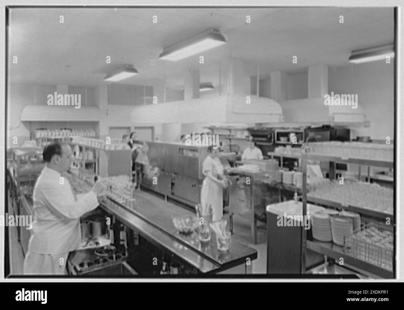 Schrafft's, Broadway and 43rd St., New York City. Serving room ...