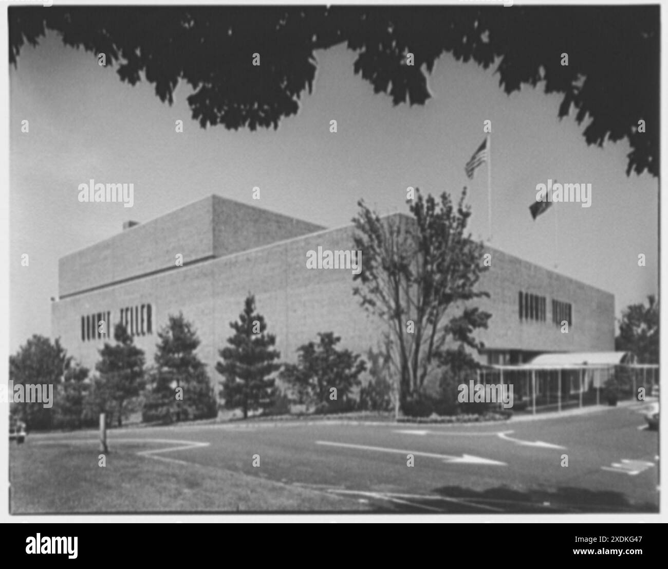 Bonwit Teller, business in Manhasset, Long Island. West facade ...