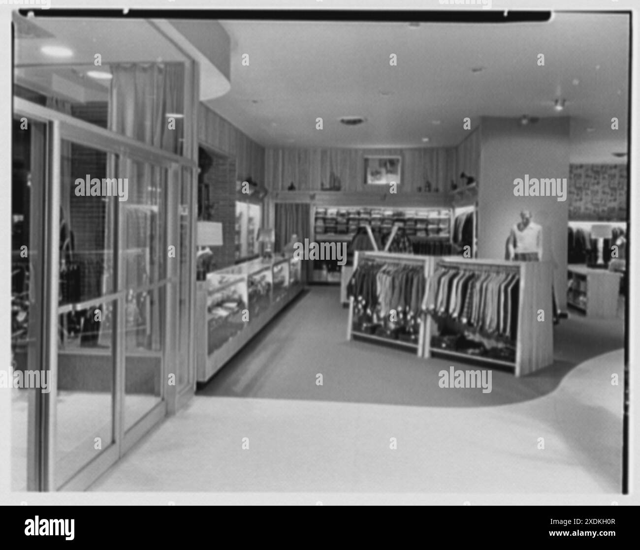 Franklin Simon, business in Westport, Connecticut. Entrance, men's ...
