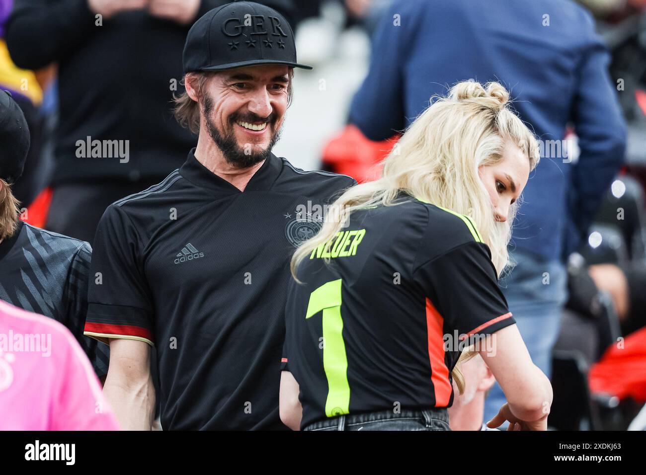 Thomas Hayo (Germany next Topmodel) begruesst Annika BIssel GER ...