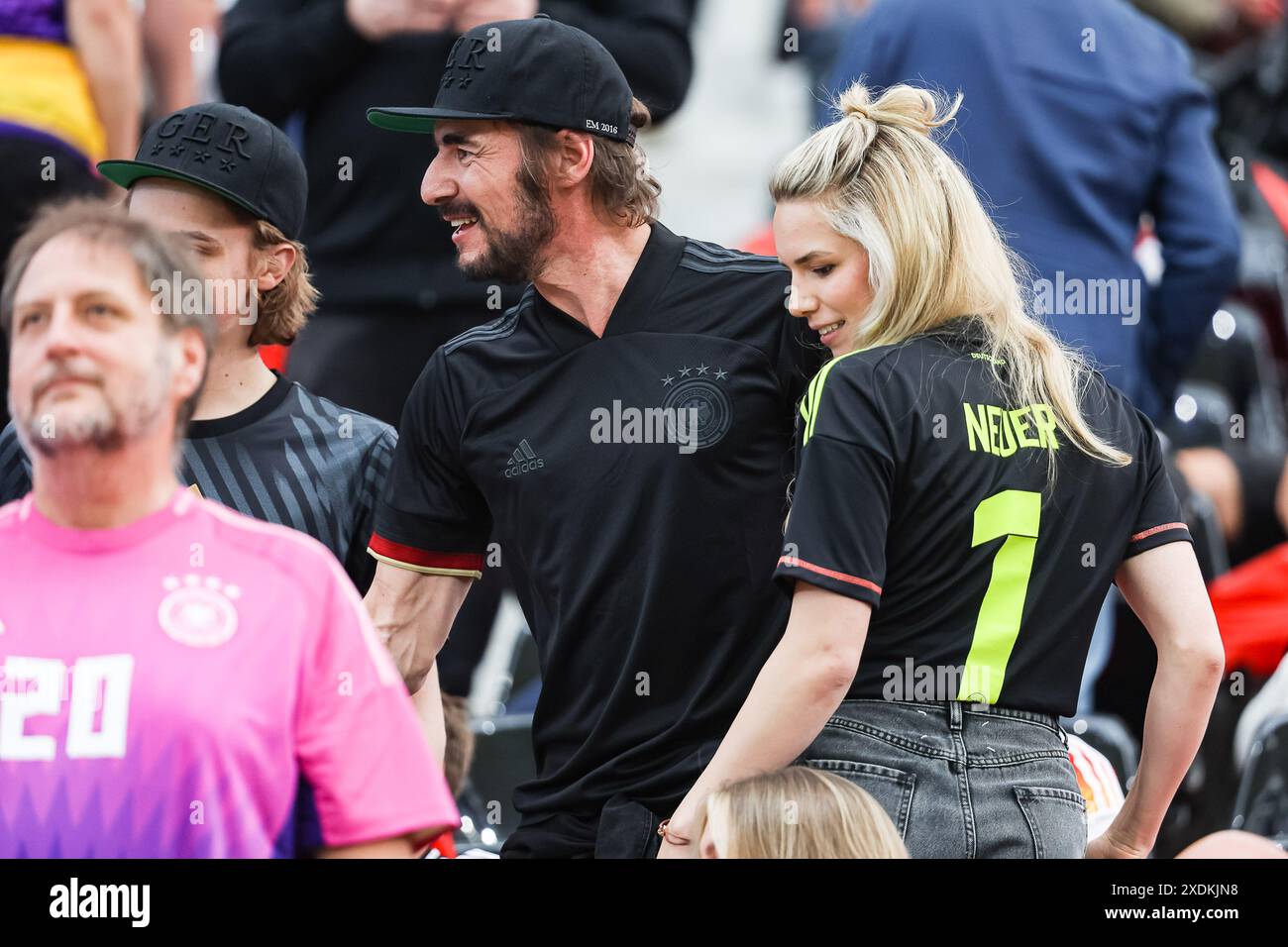Thomas Hayo (Germany next Topmodel) begruesst Annika BIssel GER ...