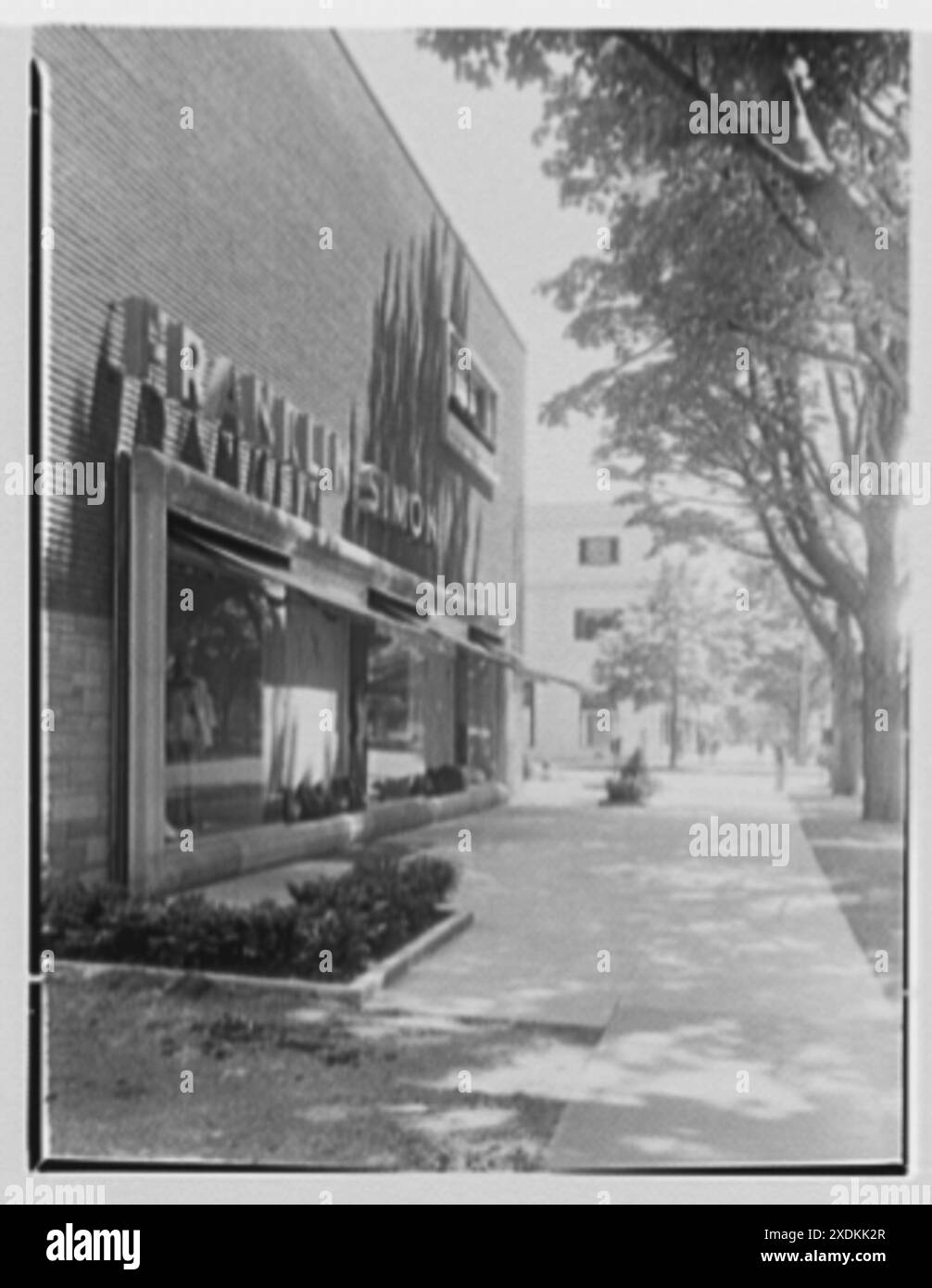 Franklin Simon, business in Garden City, Long Island, New York. Sharp ...