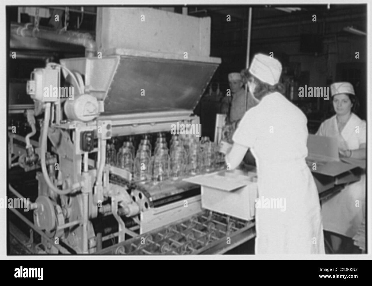 Senn Manufacturing Co., Metropolitan Ave., Glendale, New York. Filling ...