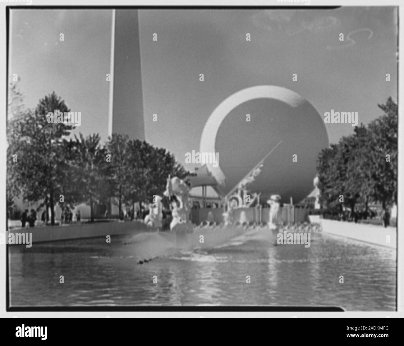 World's Fair views. Fountains, sundial, trylon and perisphere. Gottscho ...