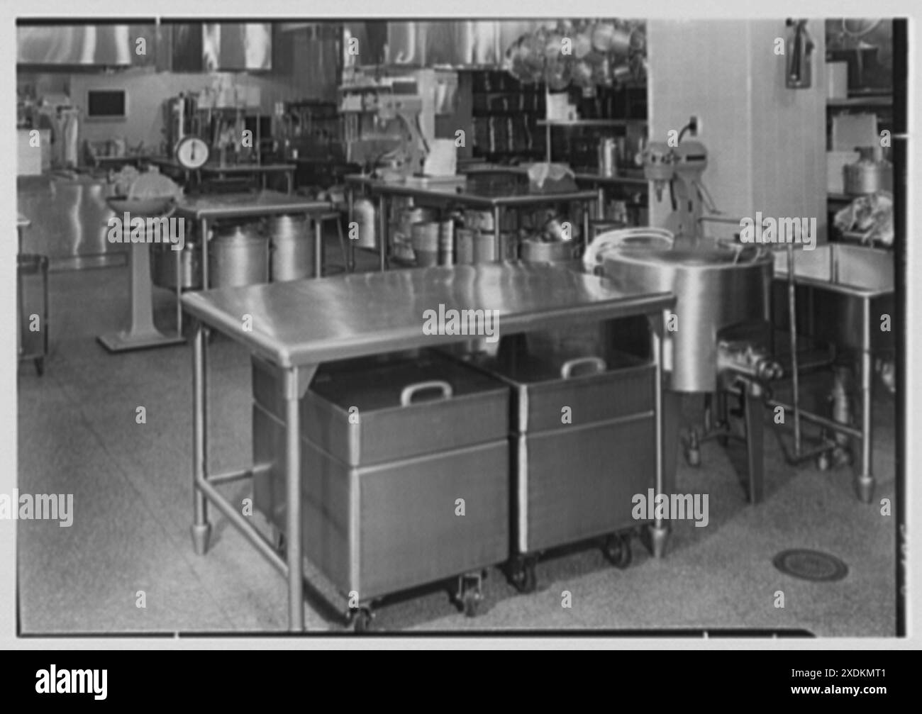 Schrafft's, Esso Building, Rockefeller Center, New York. Serving table ...