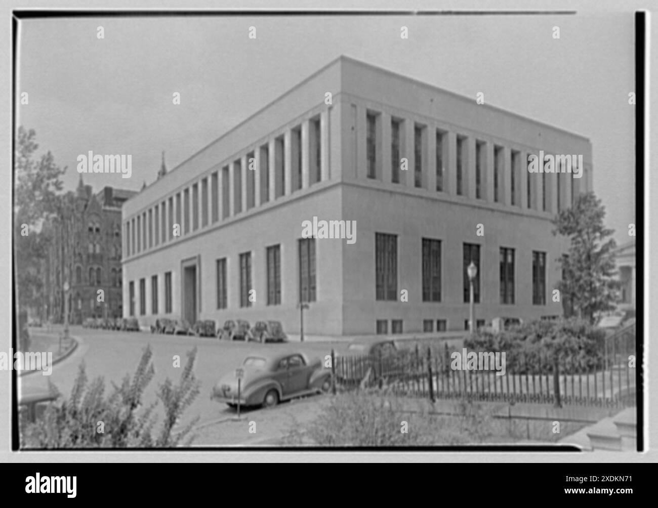 Virginia State Library & Courthouse, Richmond, Virginia. Library facade ...
